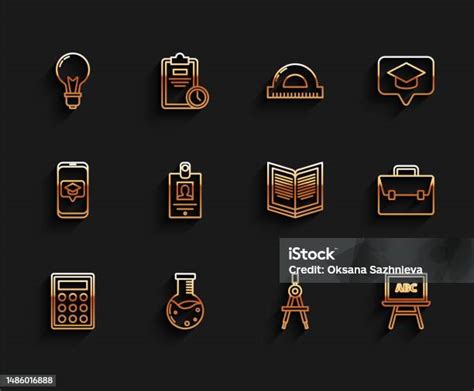 라인 계산기 시험관 및 플라스크 화학 실험실 아이디어 개념이 있는 전구 드로잉 나침반 칠판 식별 배지 서류 가방 및 열린 책