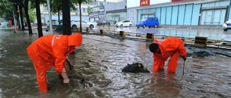桥西环卫：市区再迎强降雨，环卫工人雨中作业保畅通积水杂物道路