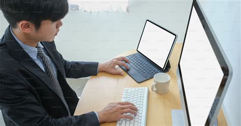 현대 직장에서 컴퓨터와 디지털 태블릿으로 일하는 청년 회계사 사진 Unsplash의 작업 이미지