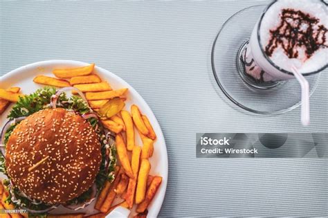 테이블 위에 햄버거 감자튀김 음료가 있는 패스트푸드 식사의 평면도 접시에 대한 스톡 사진 및 기타 이미지 접시 햄버거 류