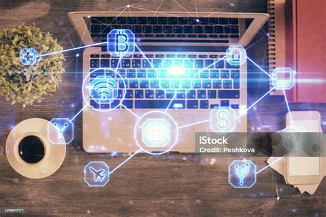 데스크톱 배경의 컴퓨터를 통해 소셜 네트워크 홀로그램 도면 맨 위 보기입니다 이중 노출 0명에 대한 스톡 사진 및 기타 이미지 Istock