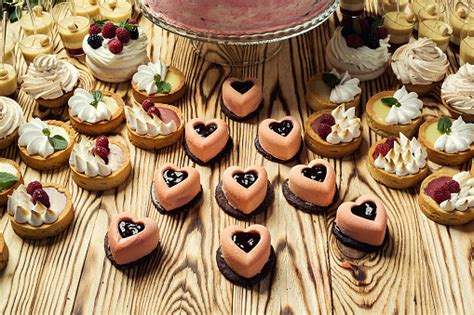 캔디 바입니다 맛 있는 컵 케이크와 함께 달콤한 뷔페 컵 케이크와 함께 달콤한 휴가 뷔페 그리고 다른 디저트입니다 과자 사탕 디저트 행복 한 생일 개념 있는 테이블 0명에