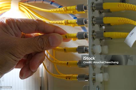 시스템 엔지니어와 섬유 광섬유 케이블 기술 데이터 센터 실에서 인클로저 상자에 연결의 손으로 개념에 대한 스톡 사진 및 기타