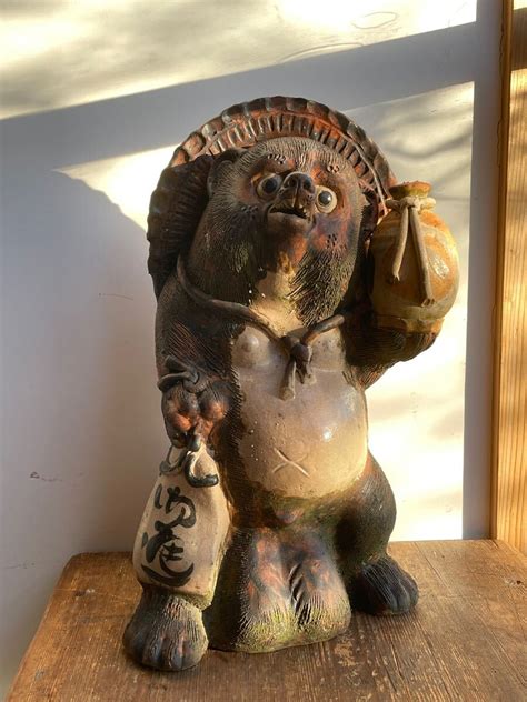 Yahooオークション 古い信楽焼の狸 置物 縁起物 アンティーク 骨董