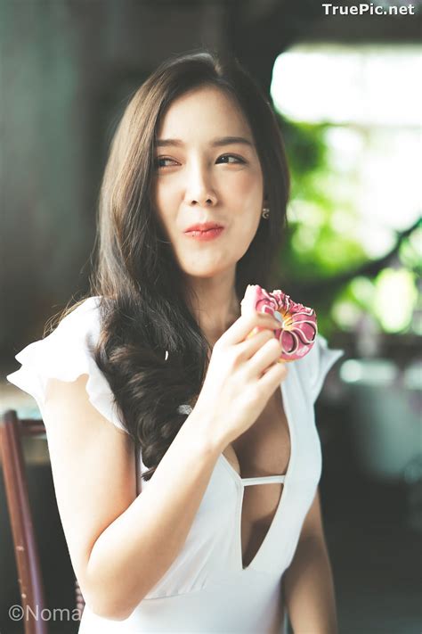 Thailand Model Rossarin Klinhom Momokini On The Bed