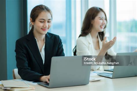 두 명의 아시아 여성 회계사가 노트북 컴퓨터와 금융 문서를 테이블에 올려 놓고 사무실에서 일합니다 2명에 대한 스톡 사진 및 기타 이미지 Istock