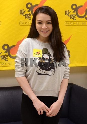 藝人王灝兒、菊梓喬在香港出席席商業電台 每日頭條
