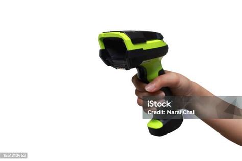 배달 소포의 바코드를 손으로 스캔합니다 작업자는 창고에서 배송되기 전에 판지 패키지의 바코드를 스캔합니다 바코드 스캐너에 대한