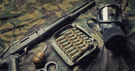 특수 부대 전투기의 무기 세트 산탄총 탄약 수류탄 수갑 및 방독면 평면도 혼합 미디어 사진 Unsplash의 육군 이미지