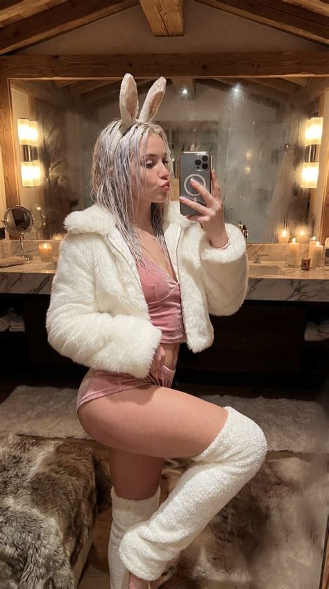 Generador Gratuito De Après Ski Naughty Bunny Selfie Prompt