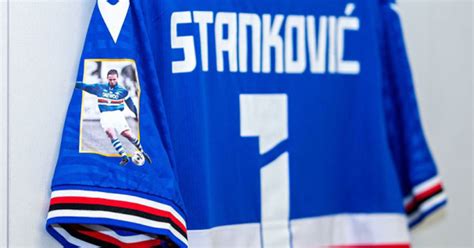 Сампдорија во дресови со ликот на Синиша Михајловиќ Кајгана