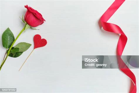 빨간 장미 는 흰색 나무 배경에 막대기와 리본에 천 심장 옆에 장미 맨 위 보기 공간을 복사합니다 0명에 대한 스톡 사진 및 기타 이미지 Istock