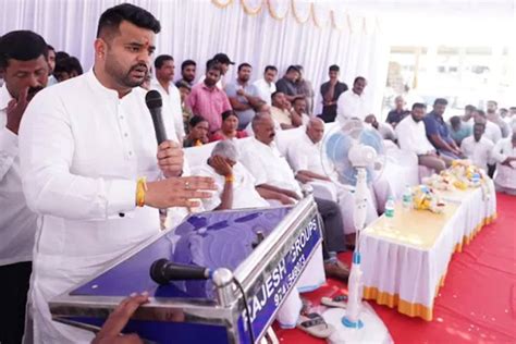 దేవెగౌడ మనవడు ప్రజ్వల్ పెన్‌డ్రైవ్‌లో 3 వేల మంది మహిళల అశ్లీల వీడియోలు ఇరకాటంలో బీజేపీ