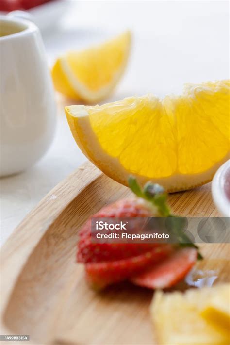 오렌지와 딸기로 구성된 건강한 아침 식사는 활기차고 영양가 있는 과일의 유쾌한 조합입니다 0명에 대한 스톡 사진 및 기타 이미지 0명 건강한 생활방식 건강한 식생활