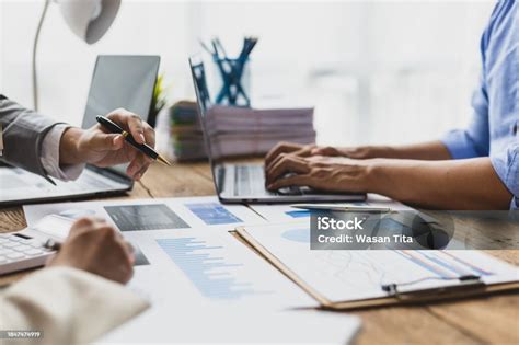 비즈니스 미팅 비즈니스맨은 조직의 동료들과 만나 투자 계획 창업 프로젝트에 대해 논의합니다 마케팅 성장 차트를 분석하고 사업 계획을 세웁니다 Staff Meeting에 대한