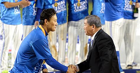 우승 메달 목에 건 이승엽