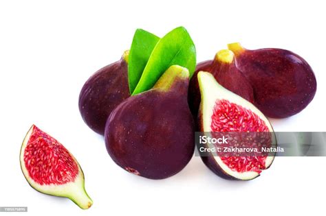 무화과 과일 절연 흰색 배경에 신선한 전체 및 반으로 자른 무화과의 음식 사진 클로즈업 0명에 대한 스톡 사진 및 기타 이미지