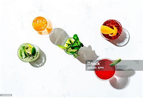 가장 인기있는 트렌디 한 칵테일 세트 Aperol Spritz Negroni Mojito 진 토닉 및 코스모 폴리탄 흰색 배경 평면도 딱딱한 빛과 거친 그림자 네그로니에
