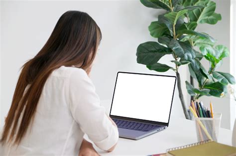 템플릿 배경 사람들 비즈니스 기술 및 라이프스타일 배경 개념을 위해 빈 화면이 있는 노트북 컴퓨터를 사용하는 여자 건강관리와 의술에 대한 스톡 사진 및 기타 이미지 Istock