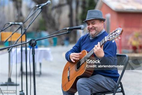 광부의 날을 위한 전통 축제 기간 동안 기타를 연주하고 노래를 부르는 시각 장애인 뮤지션 칠레 광부의 전통적인 전망 실제 사람들 기타 연주자에 대한 스톡 사진 및 기타