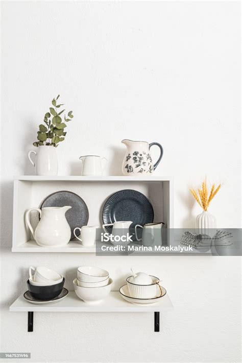 다양한 종류의 주전자 그릇 접시가 있는 흰색 열린 주방 벽 선반의 수직 보기 주방의 세련된 인테리어 0명에 대한 스톡 사진 및 기타 이미지 Istock