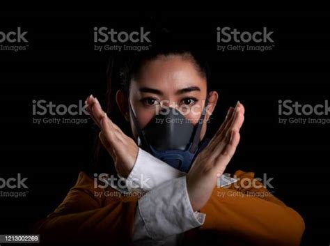 독감 이혼으로 호흡기 N95 마스크를 착용 하는 젊은 아시아 여성의 사업가 19 코로나 바이러스 Pm25 먼지와 스모그 여자는 손 기호 정지 19에 대한 스톡 사진 및 기타