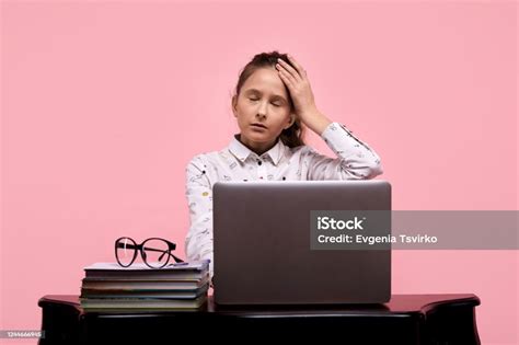 젊은 아름 다운 소녀 와 폐쇄 눈 피곤 하 고 숙제를 하 고 에 이 노트북 컴퓨터 노트북 사용하기에 대한 스톡 사진 및 기타 이미지 노트북 사용하기 학생 14 15