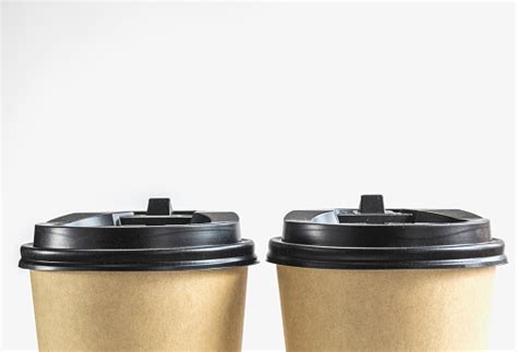 친환경 갈색 컵 테이크 아웃 종이 커피 컵은 흰색 배경에 격리되어 있습니다 폐기물 제로와 생태 개념 환경 친화적인 처분할 수 있는 갈색 종이컵 모형 디자인 갈색에 대한 스톡