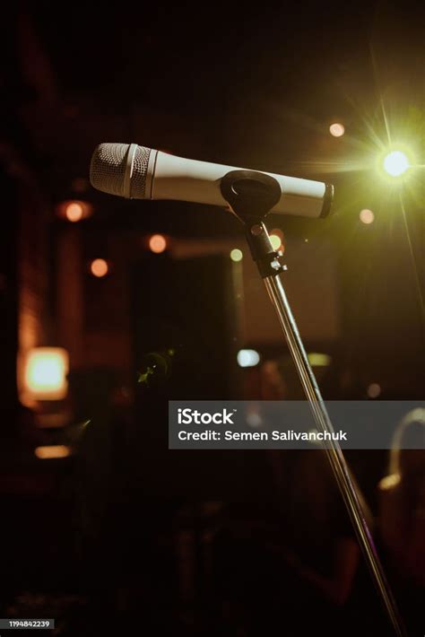 어두운 배경 위에 밝은 스포트 라이트 빔의 전문 무대 마이크 공연에 대한 스톡 사진 및 기타 이미지 공연 그림자 나이트클럽 Istock