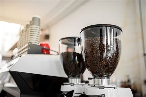 카페에서 에스프레소를 만드는 클로즈업 전문 커피 머신 0명에 대한 스톡 사진 및 기타 이미지 0명 갈색 기계류 Istock