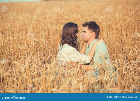 Jong Paar In Liefde Openlucht Het Koesteren Van Het Paar Stock Afbeelding Image Of Pret