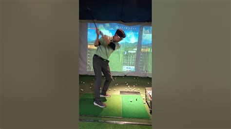 진자운동을 하면끝나는 지점은 항상 위에서 끝나야 합니다대부분 중간에 자기 힘으로 공을 향해 끌고오는 동작을 하면서 왼쪽 아래로 끌어당기면서 스윙이 끝나죠오른쪽 상단에서