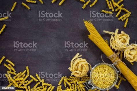 부엌 나무 테이블에 파스타의 다른 종류 이탈리아 음식의 개념입니다 보기 상위 공간을 복사 합니다 0명에 대한 스톡 사진 및 기타 이미지 Istock