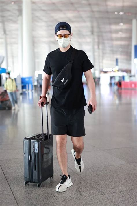 窦骁黑色短袖搭短裤现身机场 自拎行李匆忙赶行程 搜狐大视野 搜狐新闻