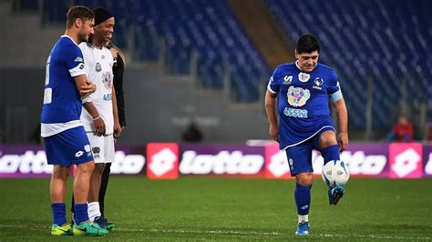 تمرین سه‌نفره اسطوره‌ها؛ مارادونا، رونالدینیو و توتی در یک قاب طرفداری