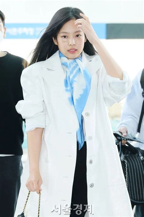 [블랙핑크] 어제자 마스크 벗고 공항출국하는 블랙핑크 제니 촬스의 이슈와 유머