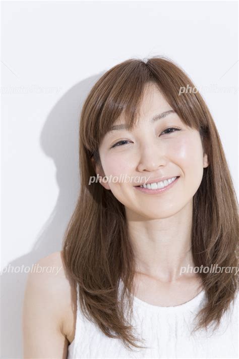 笑人物 女性 日本人 大人 大人の女性 30代 顔の女性 写真素材 [ 6772511 ] フォトライブラリー Photolibrary
