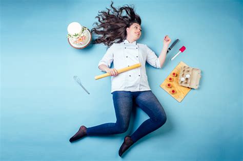 결혼식 생일 케이크 쿠키 계란 털 및 롤링 핀 누워 주위에 제과 과자 요리사 베이커 여자의 위에서 상단보기는 파란색 배경에 스튜디오에서 바닥에 실행 아름다운 사람들에 대한