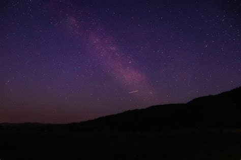 갤럭시 고요한 밤 깊은 공간 밤 사진 밤하늘 별 별밤 별빛 별을 바라보는 별의 별이 빛나는 별자리 보라색 하늘 신비로운 하늘 실루엣 실루엣 풍경