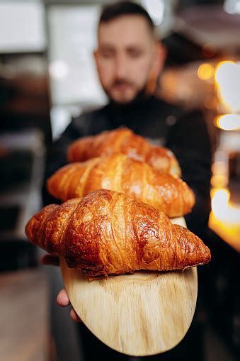 빵집에서 갓 구운 크로와상을 들고 유니폼을 입은 잘 생긴 빵 굽는 사람 35 39세에 대한 스톡 사진 및 기타 이미지 35 39세 공장 산업 건물 남성 Istock