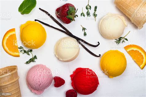 흰색 바탕에 오렌지 바닐라 라즈베리와 딸기 아이스크림 삽 갈색에 대한 스톡 사진 및 기타 이미지 갈색 과일 냉동된 Istock