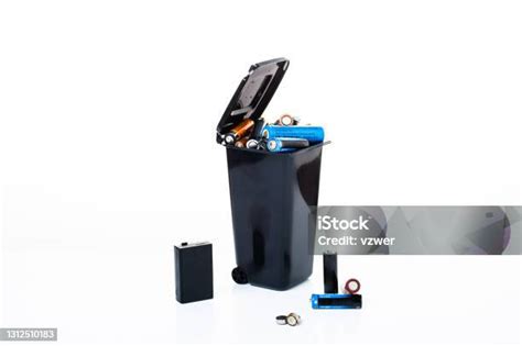 쓰레기통에는 다양한 중고 배터리가 가득합니다 결함이 있는 배터리 각도 보기입니다 배터리 전원에 대한 스톡 사진 및 기타 이미지