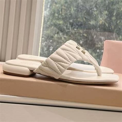 Купить Кожаные шлепанцы Miu Miu Wander Premium качества по цене от 15 900 р в Москве по низкой цене