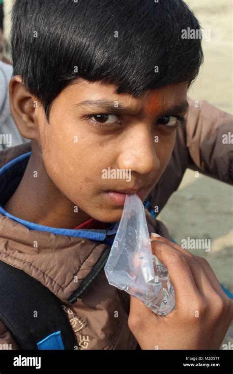 Chico Chupa Bolsa De Agua Fotografías E Imágenes De Alta Resolución Alamy