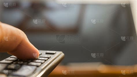 用手按遥控器看电视新闻