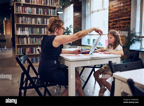 Enseignant enseignant enseignant enseignant pendant les cours à l école primaire Un enfant fait