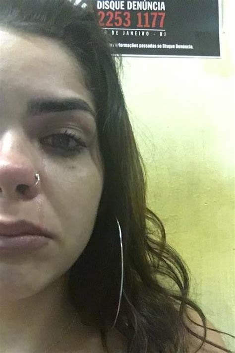 Homem Ejacula No Pé De Jovem Em Metrô No Rio Vítima Não Consegue