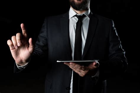 중요한 메시지에 한 손가락으로 전화를 들고 가리키는 사업가 중요한 정보를 제시하는 소송에서 임원 중요한 발표를 보여주는 신사 35 39세에 대한 스톡 사진 및 기타 이미지