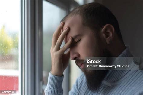 비오는 날 생각에 그의 머리를 들고 있는 창 근처에 서 화가 젊은 남자의 초상화 20 29세에 대한 스톡 사진 및 기타 이미지