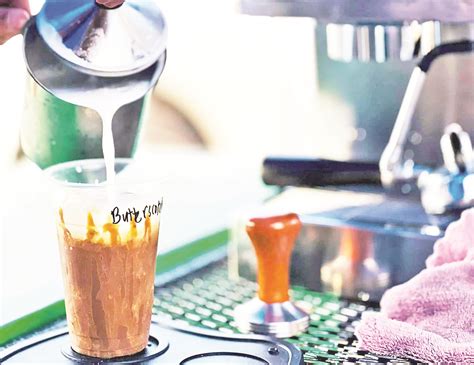 Teliti Pilih Biji Kopi Suara Sarawak